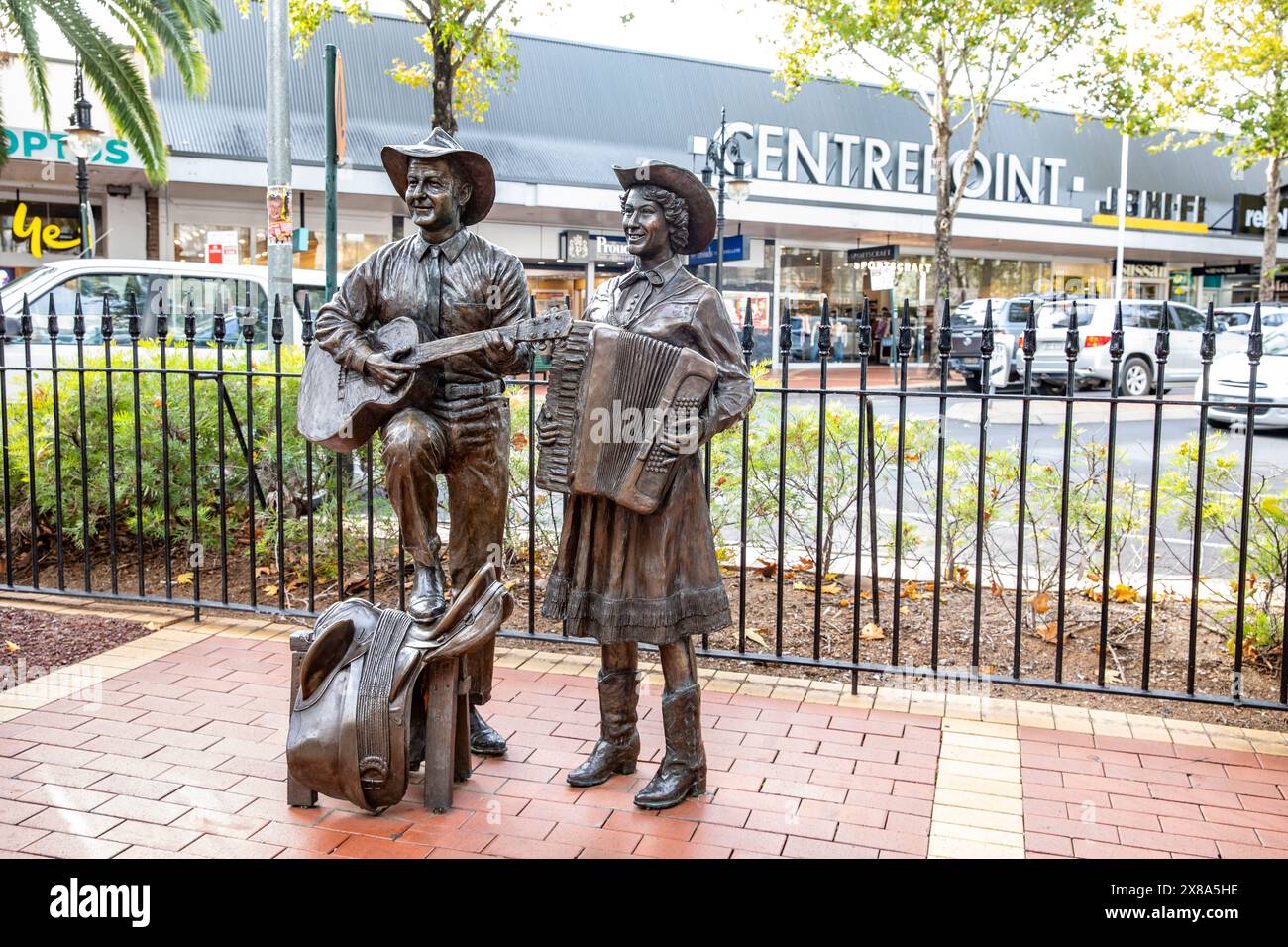 Slim Dusty ( David Gordon Kirkpatrick) and Joy McKean statue of the ...