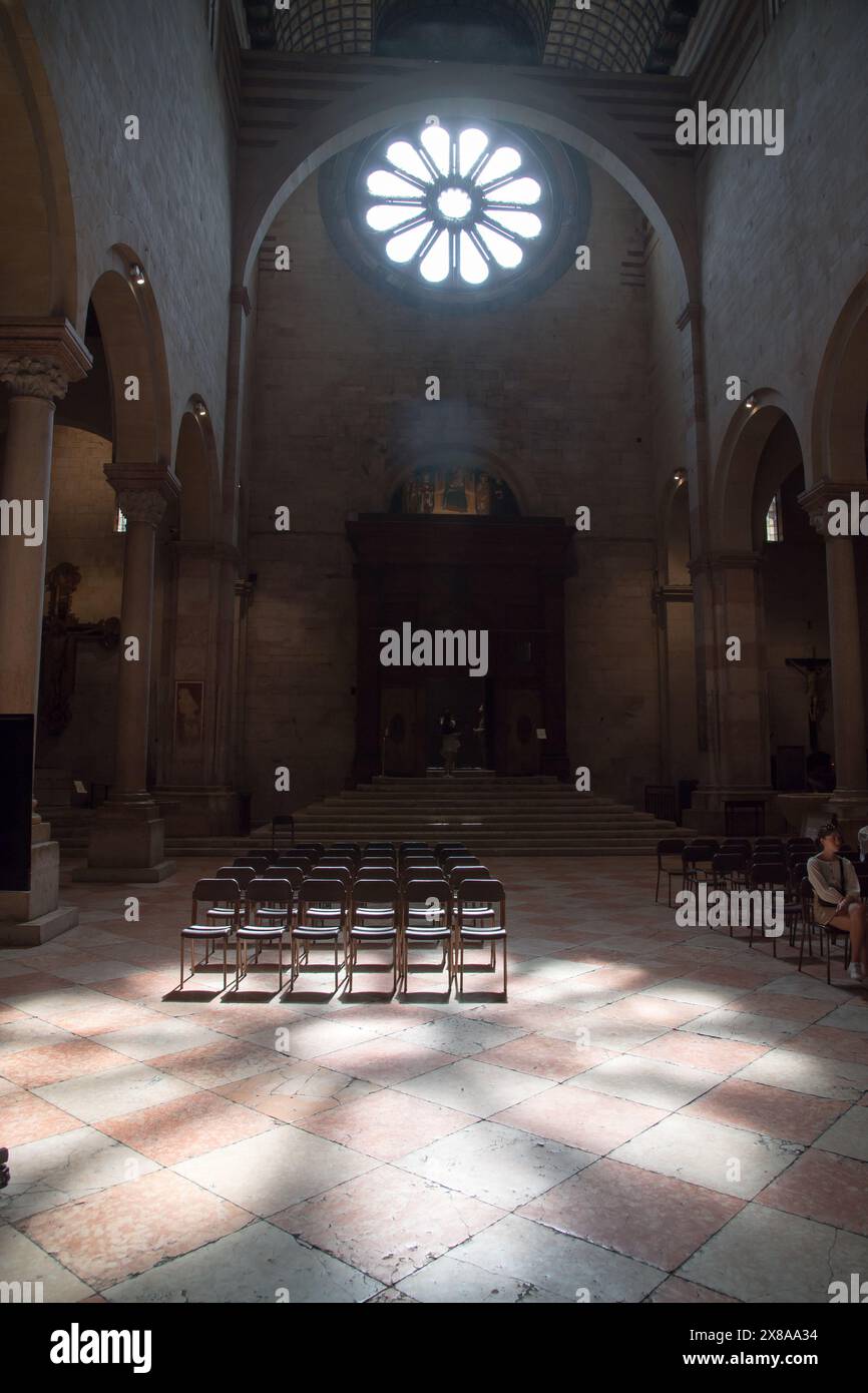 Romanesque rose window hi-res stock photography and images - Alamy