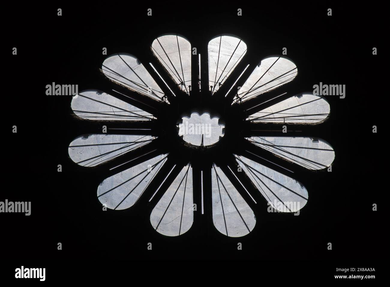 Romanesque rose window hi-res stock photography and images - Alamy