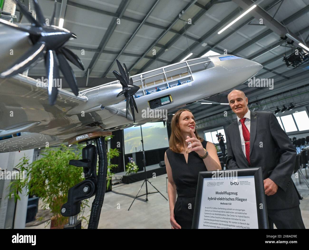 24 May 2024, Brandenburg, Cottbus: Jane Worlitz (l) from the Center for Hybrid Electric Systems ...