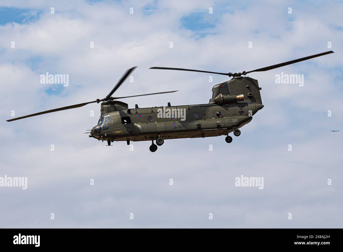 Raf boeing chinook hc6 helicopter hi-res stock photography and images ...