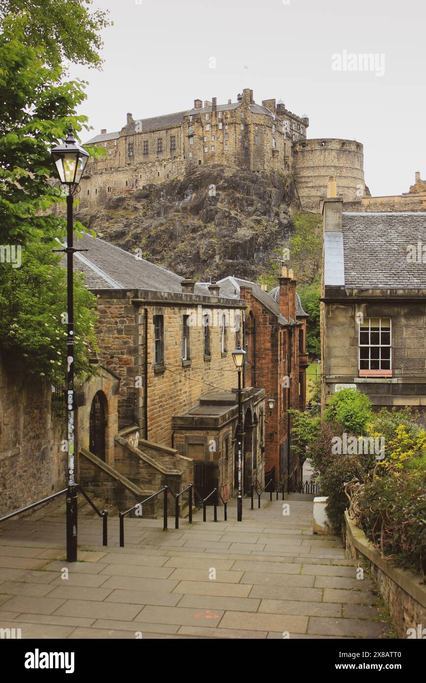 Vennel View of Edinburgh Castle from Grassmarket area Stock Photo - Alamy