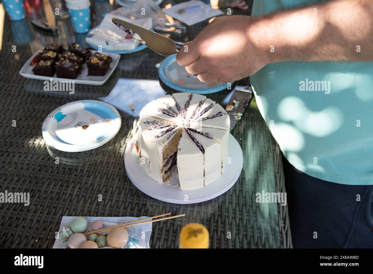 Cake cutting celebration hi-res stock photography and images - Alamy