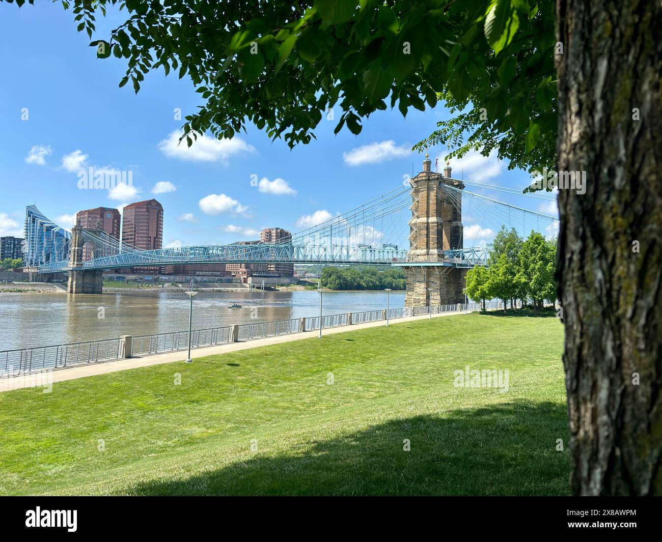 Cincinnati skyline iconic roebling suspension hi-res stock photography ...