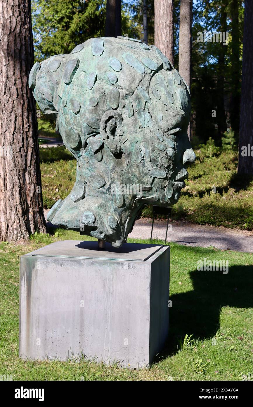 LIONEL SMIT sculpture "Assemble" at Didrichsen museum building and park ...