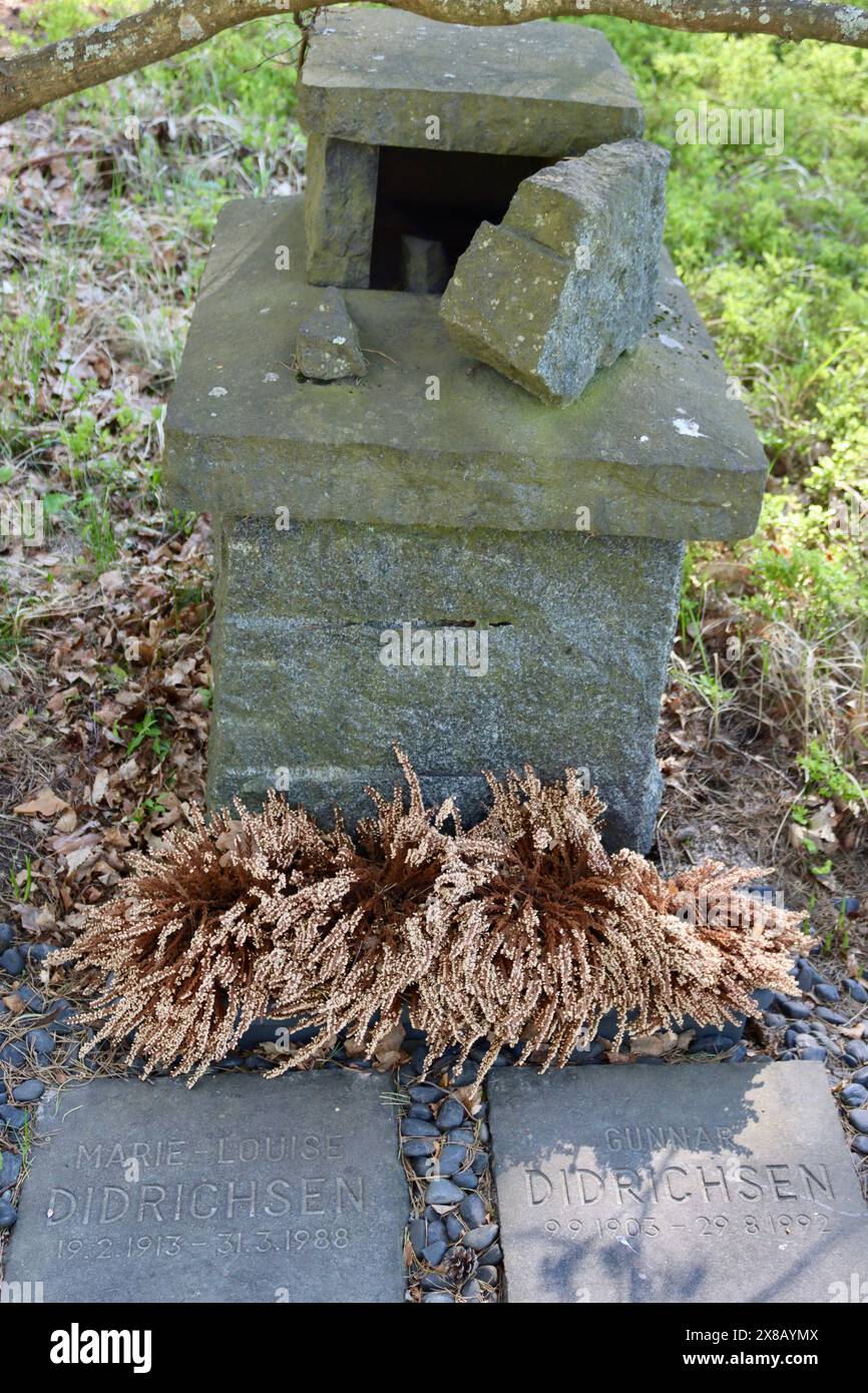 ARVO SIlKAMÄKI's sculpture "Tyhjä hauta / Tom grav / Empty Tomb" over ...