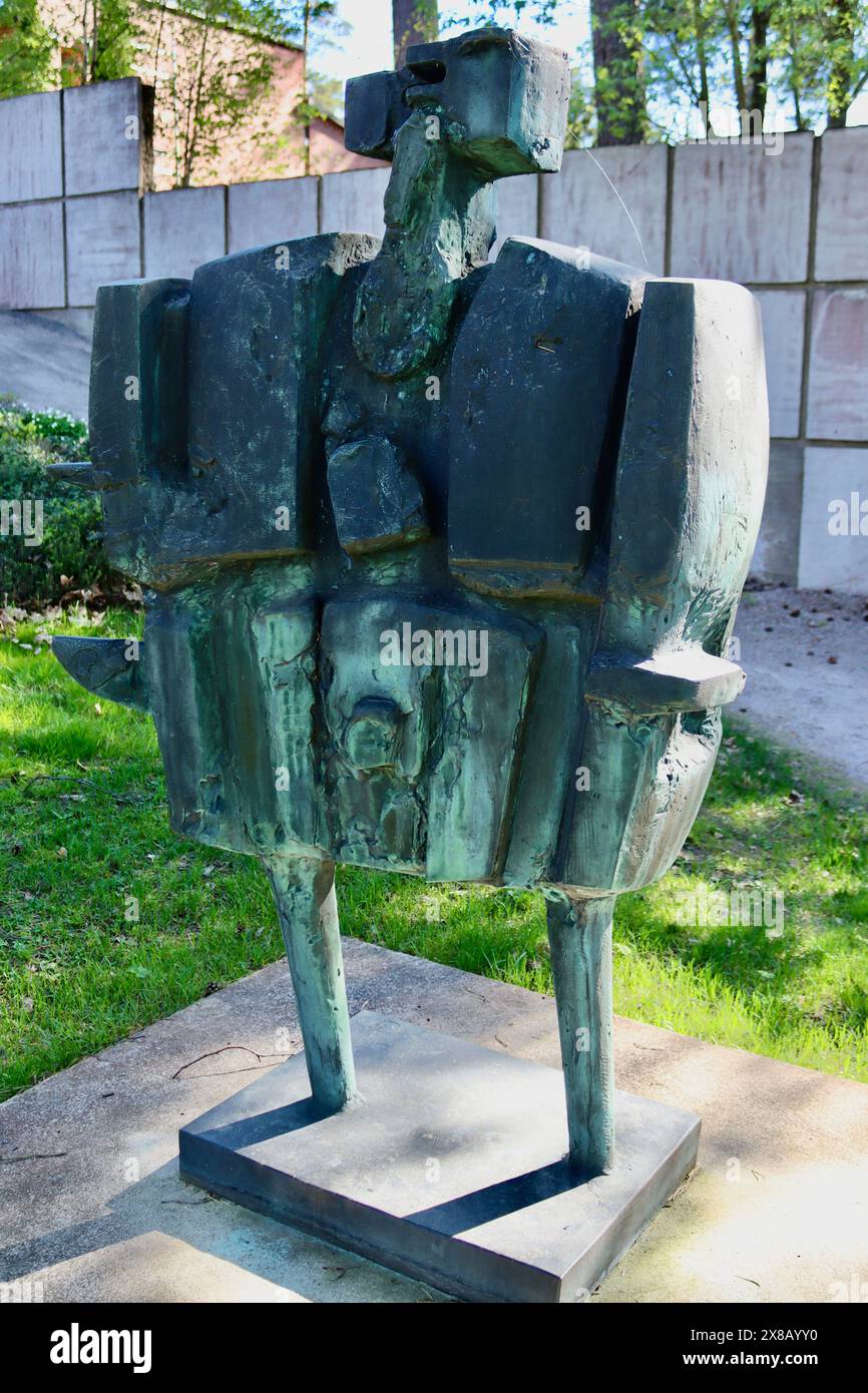 BERNARD MEADOWS' "Augustus" sculpture at Didrichsen museum park in ...