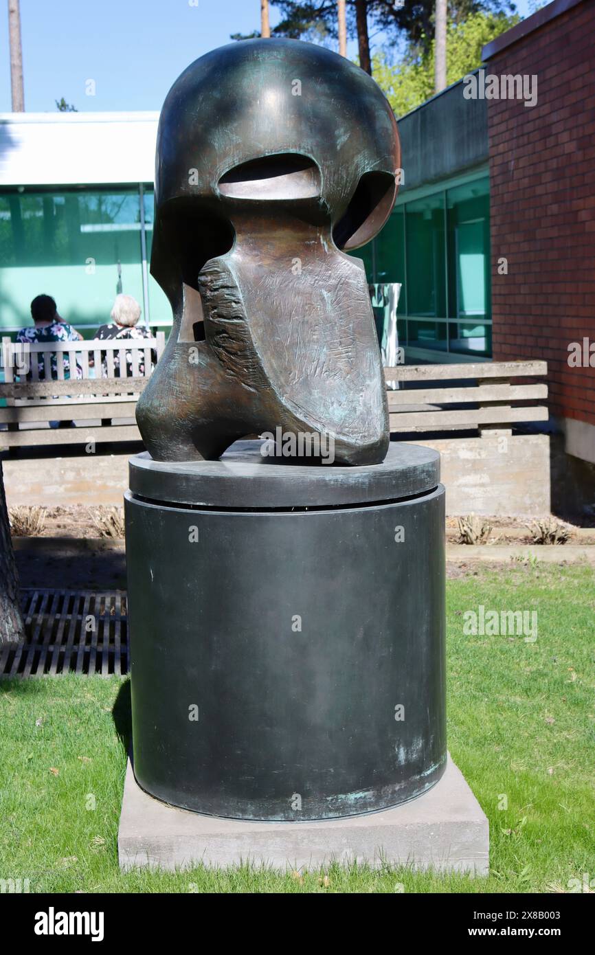 HENRY MOORE's "Atom Piece" sculpture at DIDRICHSEN museum park in ...