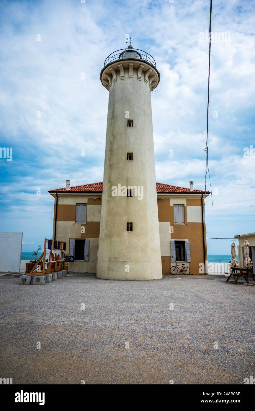 Between the plain and the sea. The lighthouse of Bibione, the dunes and ...
