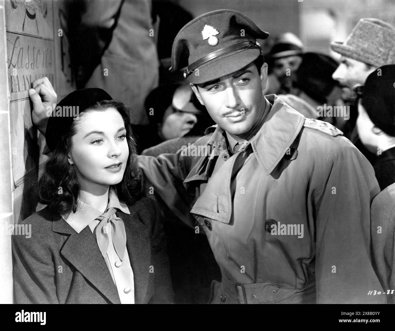VIVIEN LEIGH and ROBERT TAYLOR in WATERLOO BRIDGE 1940 director MERVYN LeROY play Robert E ...