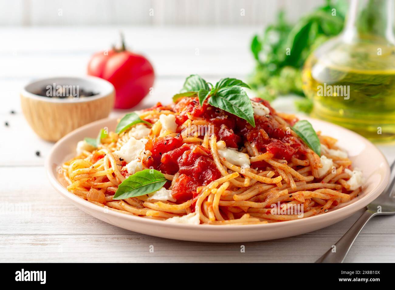 spaguetti with tomarto sauce and basil Stock Photo - Alamy