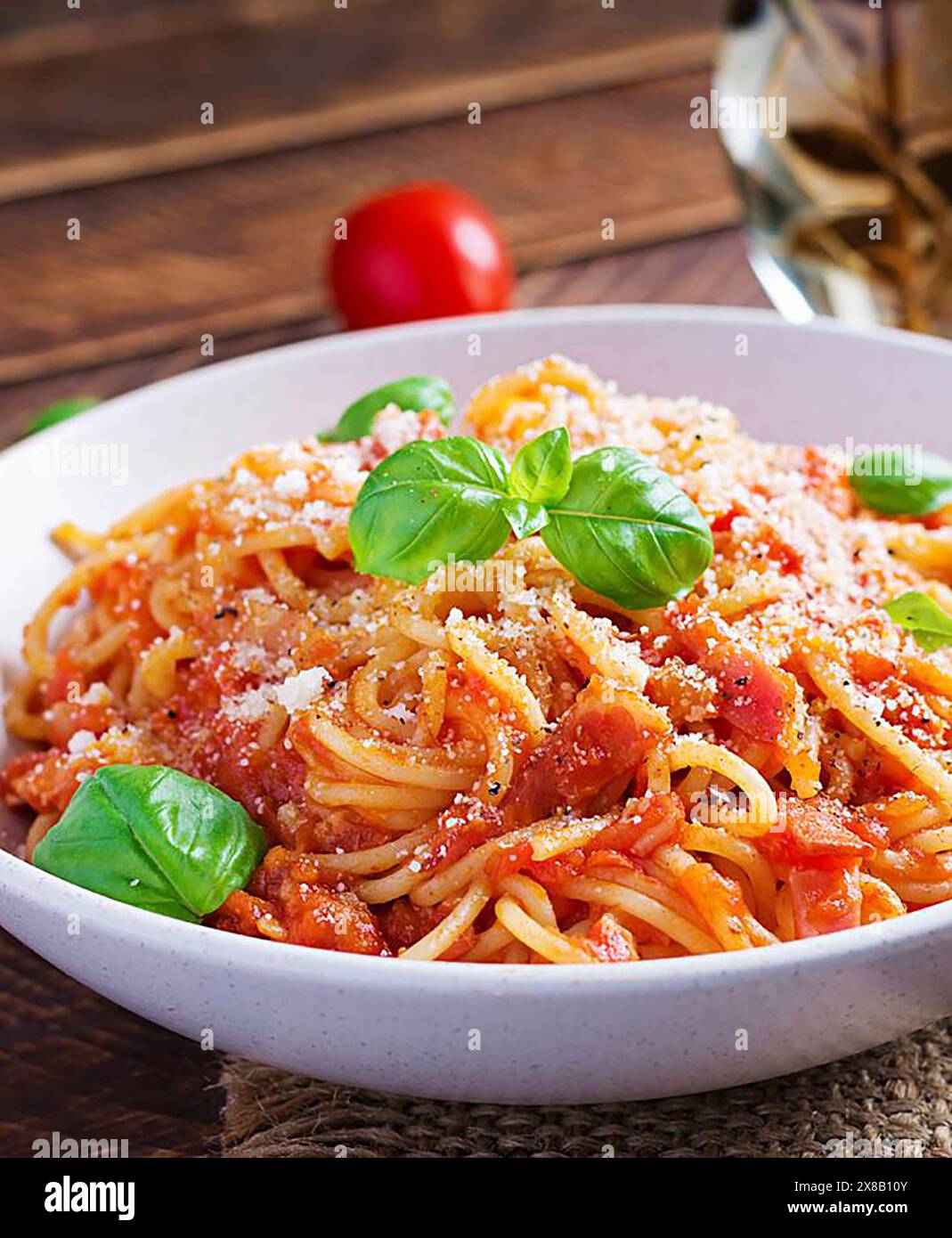 spaguetti with tomarto sauce and basil Stock Photo - Alamy