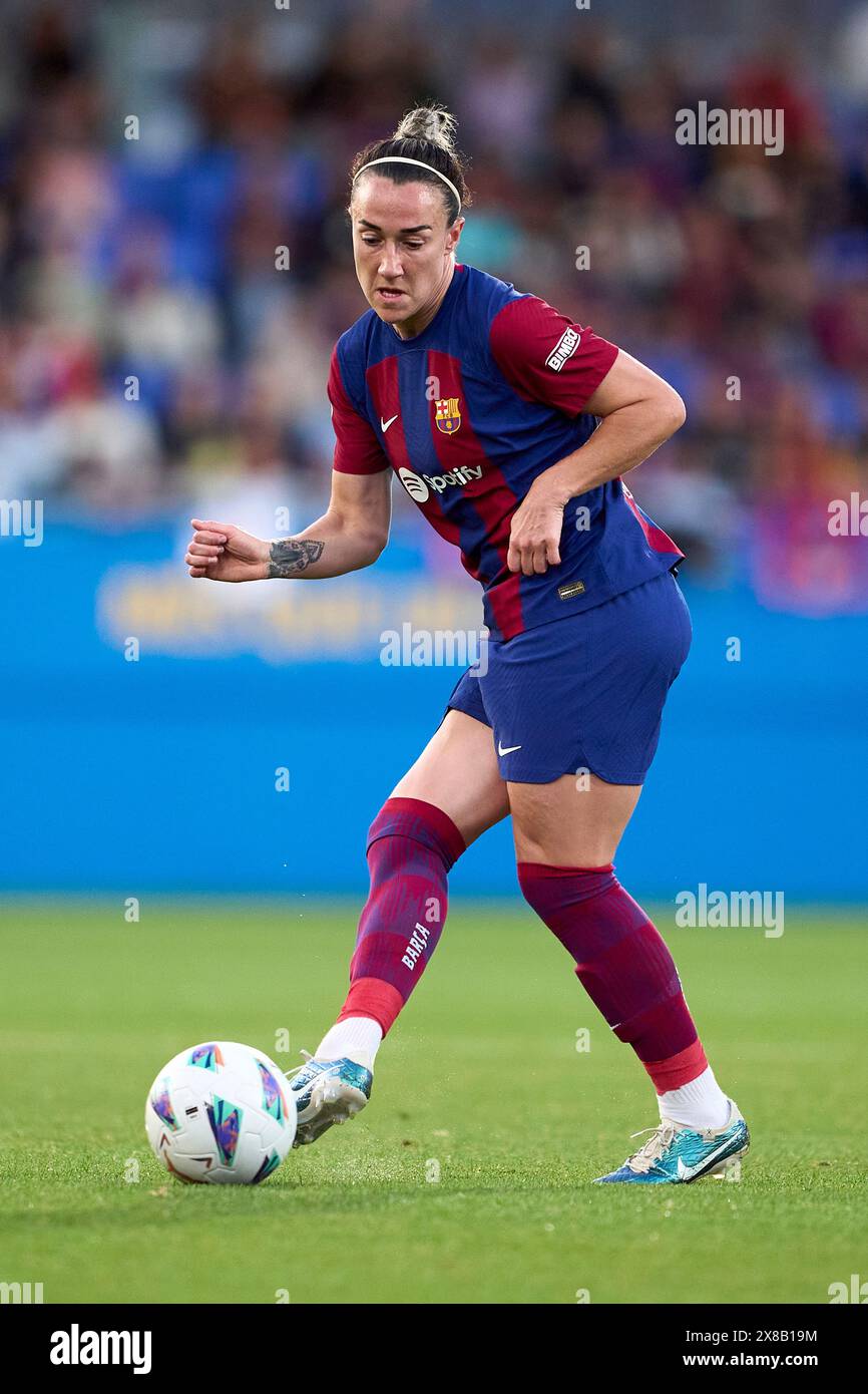 Lucy Bronze of FC Barcelona pases the ball during the La Liga F match ...