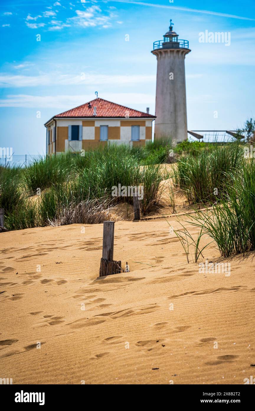 Between the plain and the sea. The lighthouse of Bibione, the dunes and ...