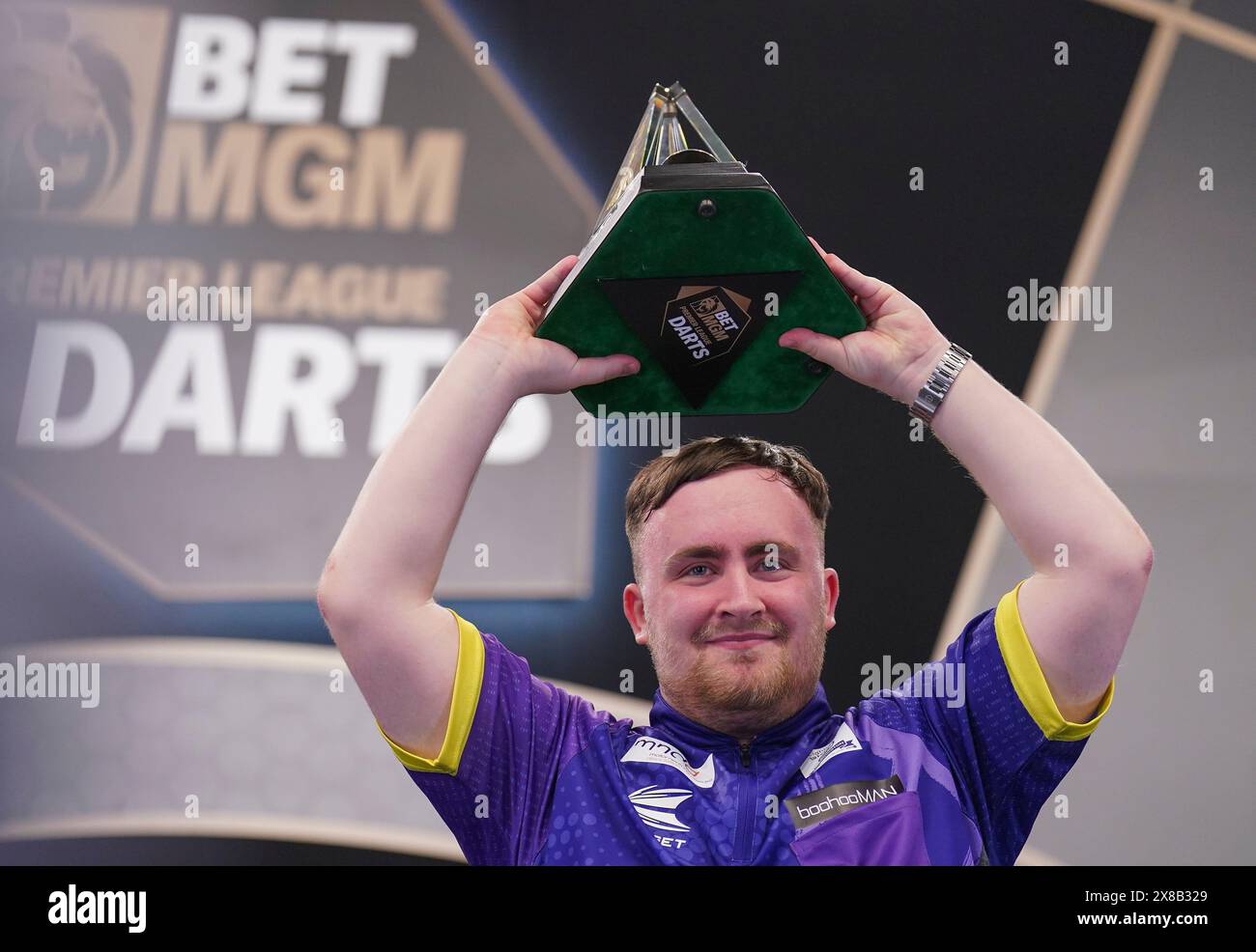 London, UK. 23rd May, 2024. Luke Littler lifts the trophy during the ...