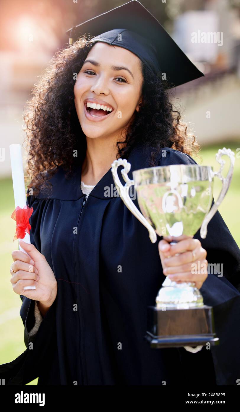 Student graduation diploma trophy hi-res stock photography and images ...