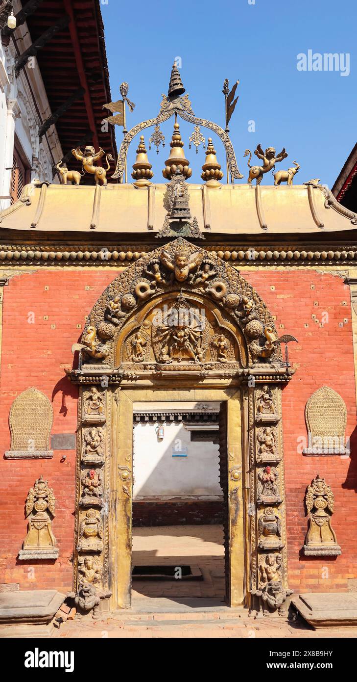 Old wooden door bhaktapur nepal hi-res stock photography and images - Alamy