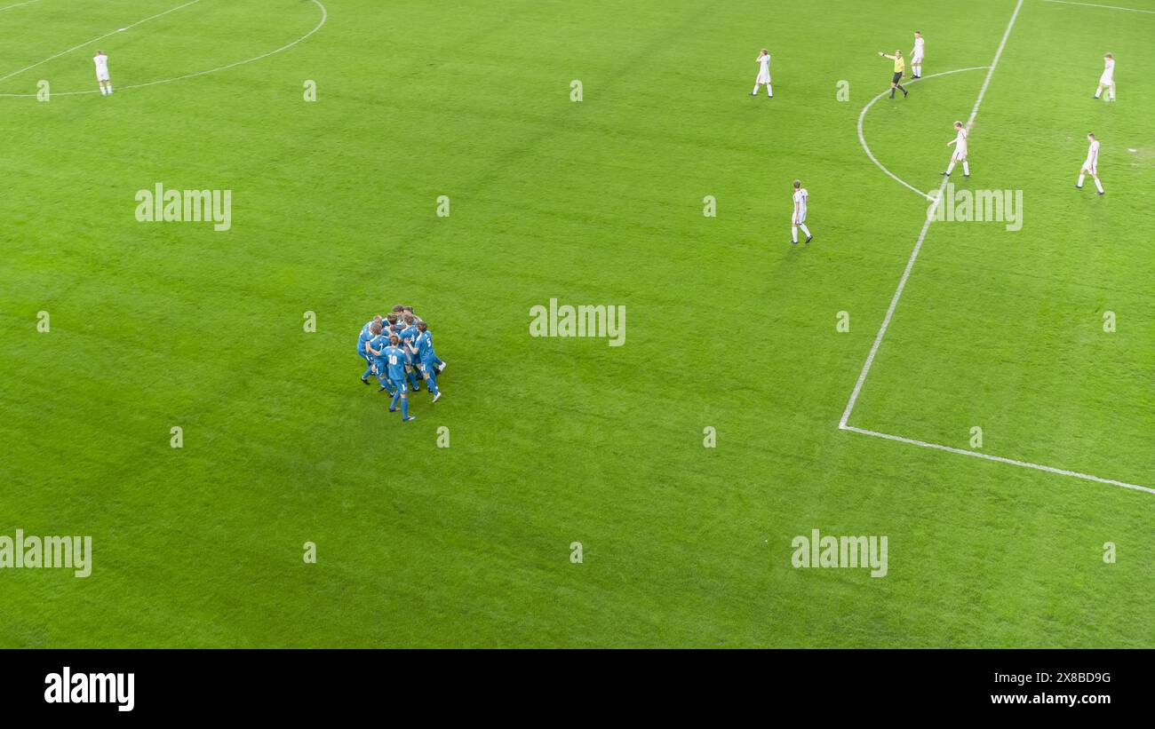 Football players hugging hi-res stock photography and images - Alamy