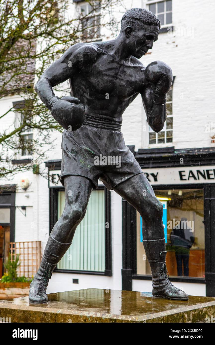 Warwick, UK - February 13th 2024: A statue of boxer Randolph Turpin ...