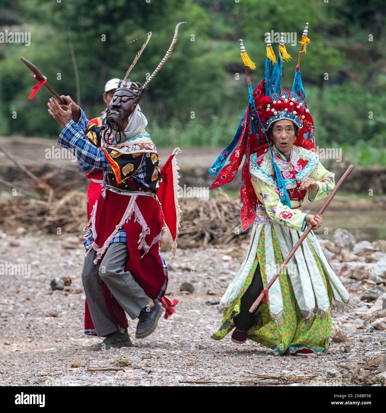 (240524) -- CHONGQING, May 24, 2024 (Xinhua) -- Yangxi Opera artists ...
