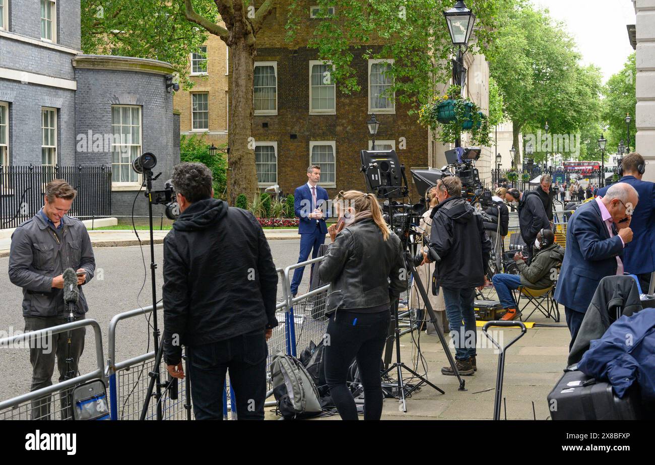 Ben Thompson (BBC news presenter) and others presenting from Downing ...