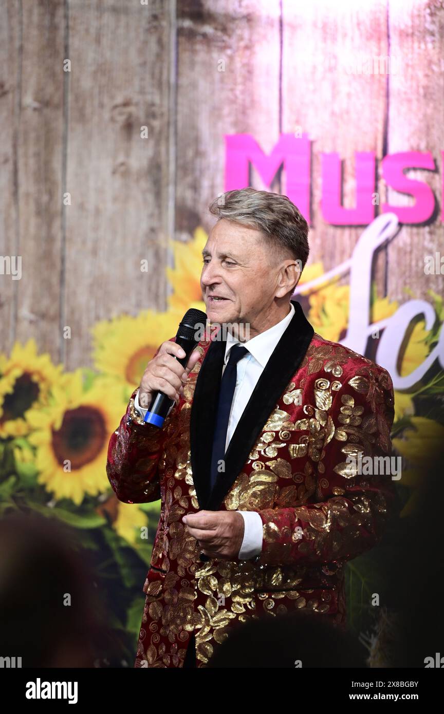 Hans-Jürgen Beyer bei der Live-Show Musikanten Scheune STUDIOBühne ...