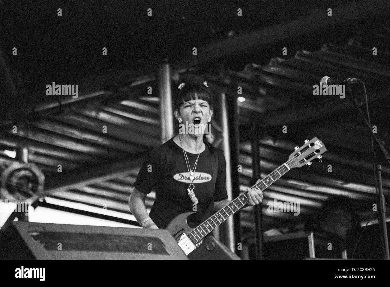 DRUGSTORE, NME STAGE, GLASTONBURY 95: Isabel Monteiro of the band ...