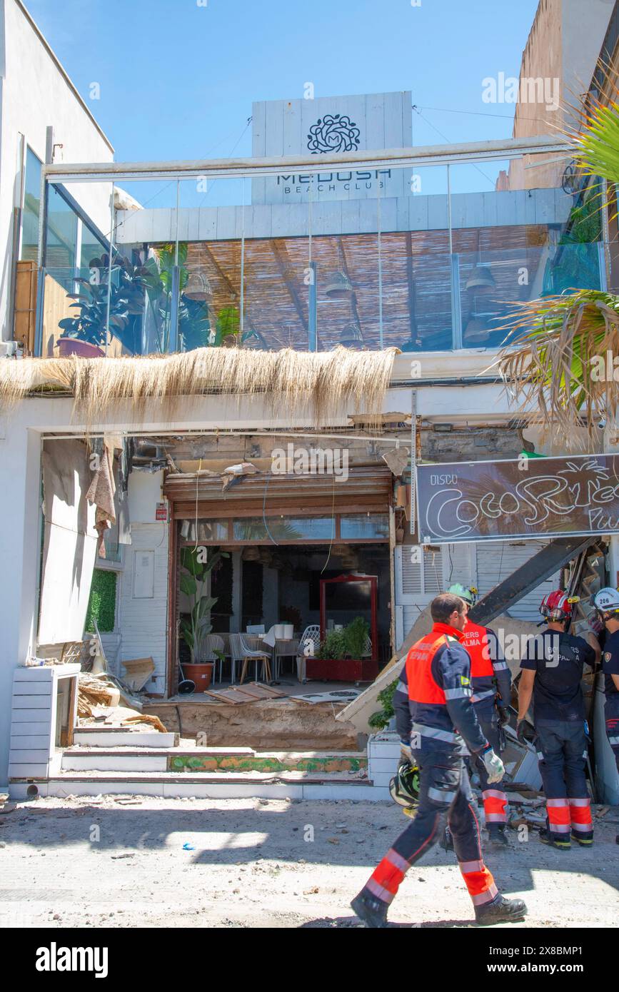Rooftop bar collapse rooftop bar hi-res stock photography and images ...