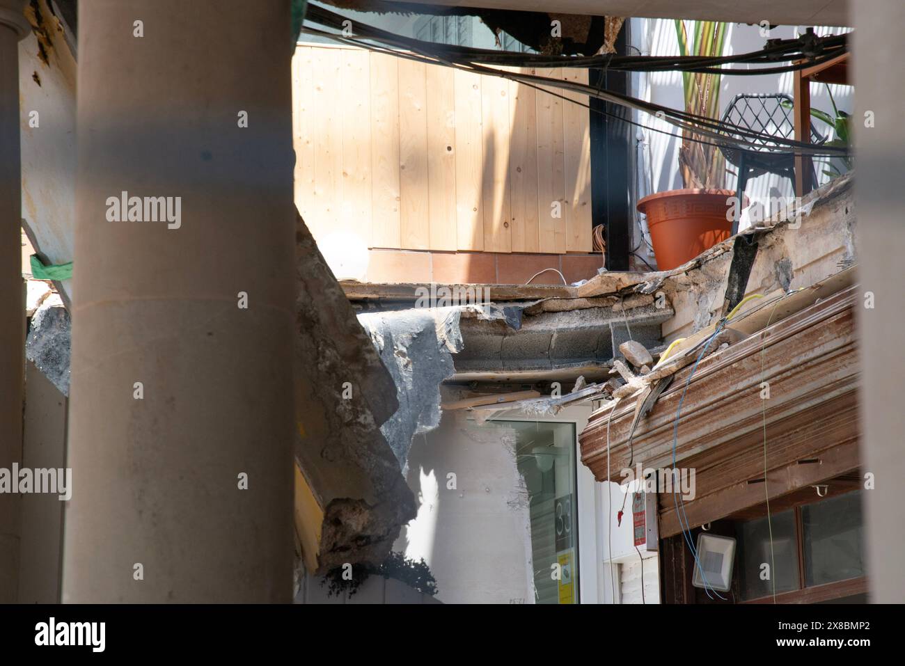 Rooftop bar collapse rooftop bar hi-res stock photography and images ...