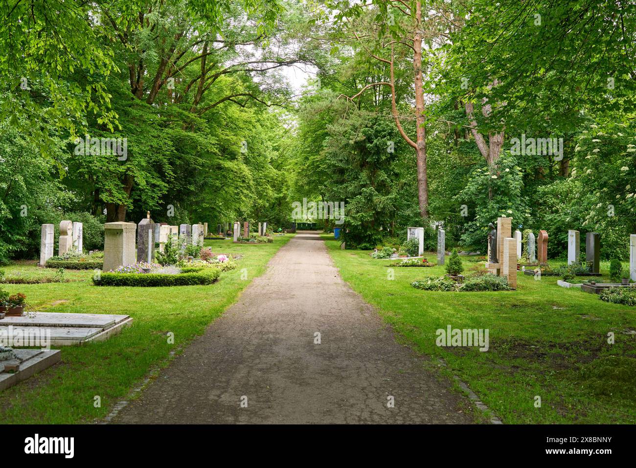 Friedhof und friedhof mit gräbern und grabsteinen hi-res stock ...
