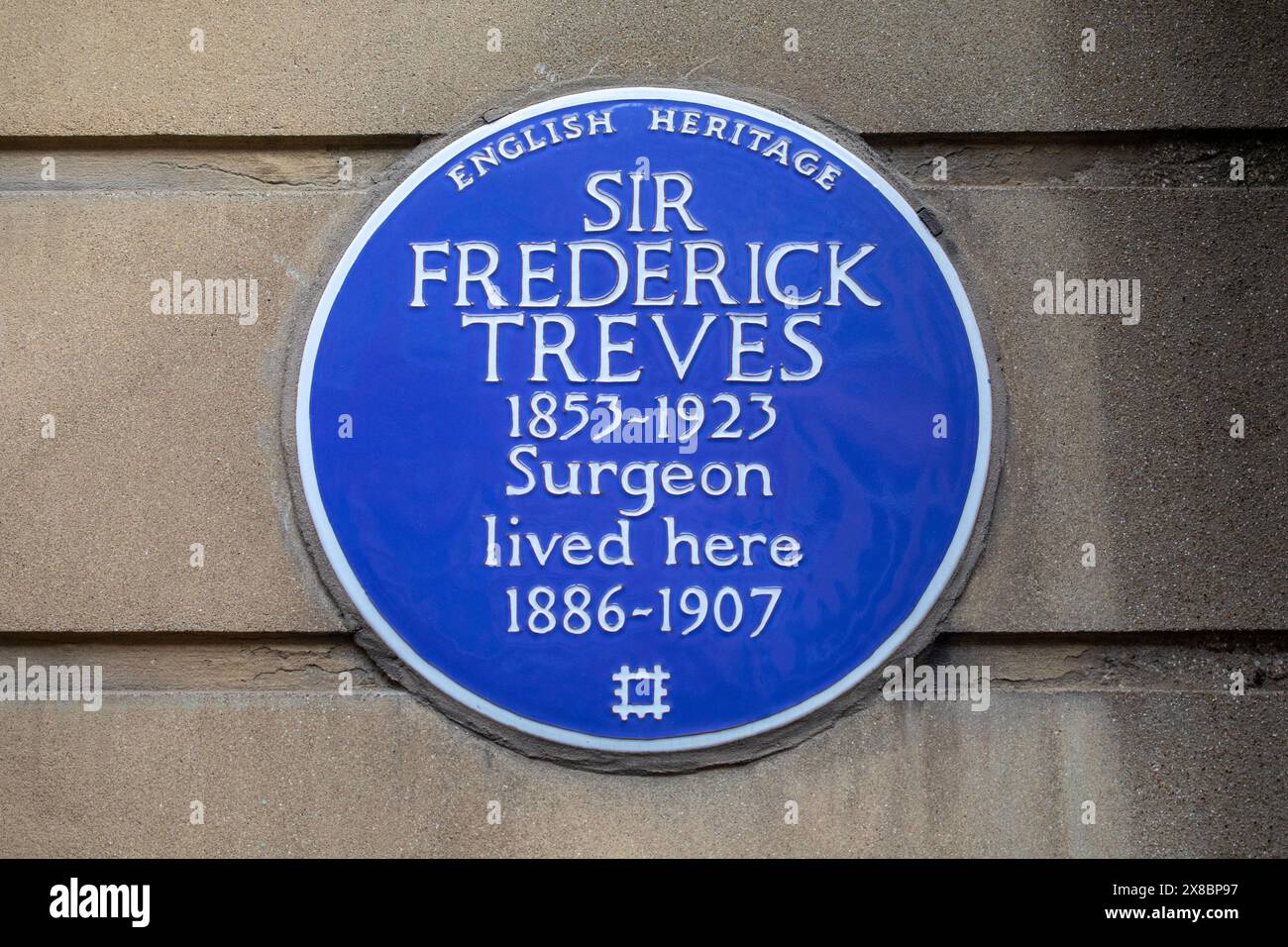 London, UK - March 18th 2024: A blue plaque on Wimpole Street in London ...