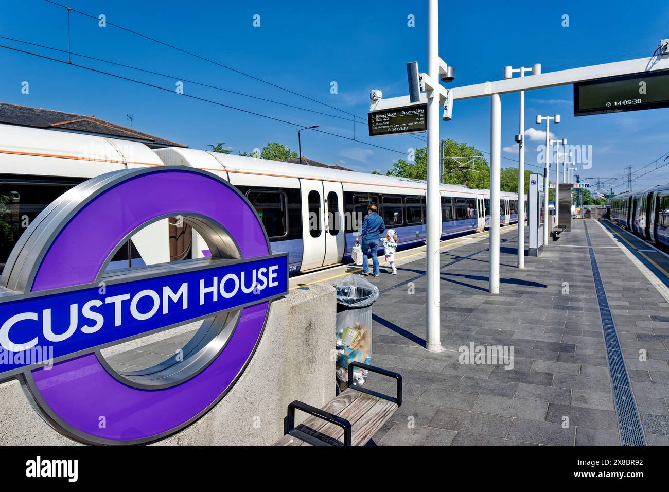 Elizabeth line trains hi-res stock photography and images - Alamy