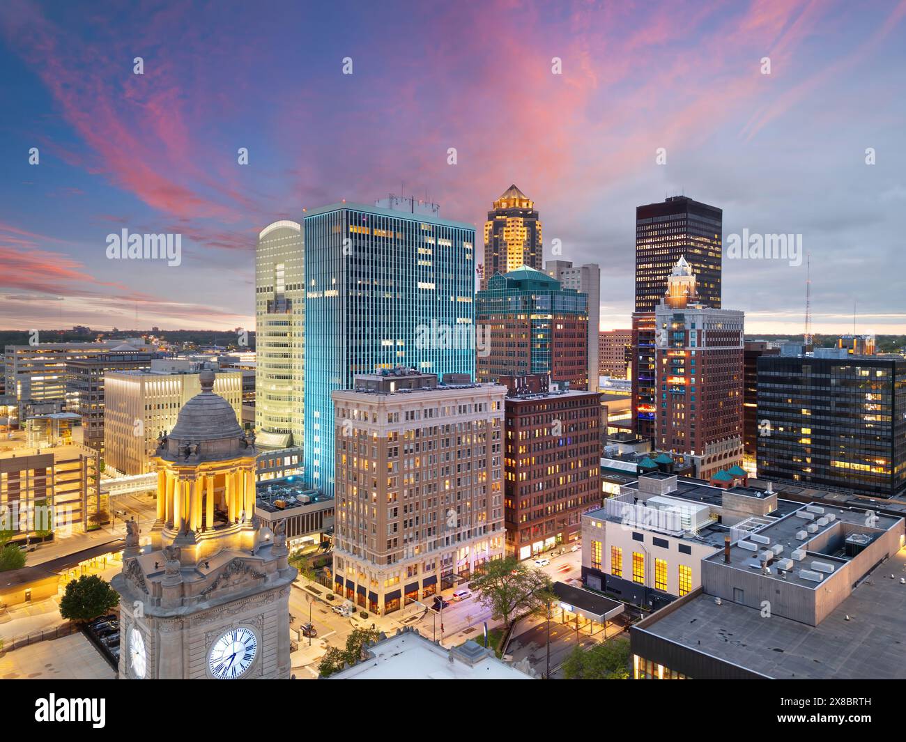 Des Moines, Iowa, USA skyline at dusk Stock Photo - Alamy