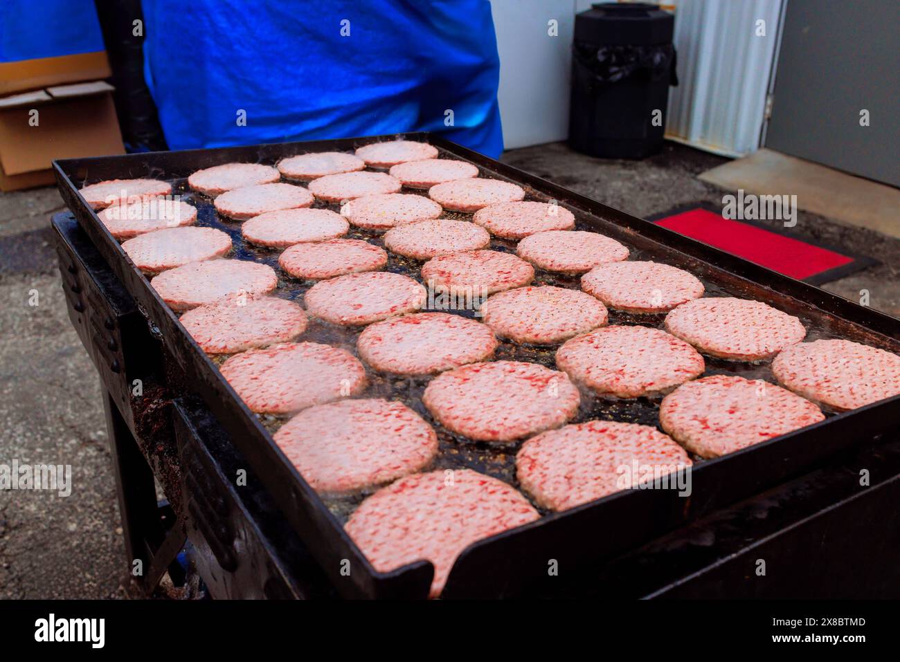 Chefs prepare burgers on grill hi-res stock photography and images - Alamy