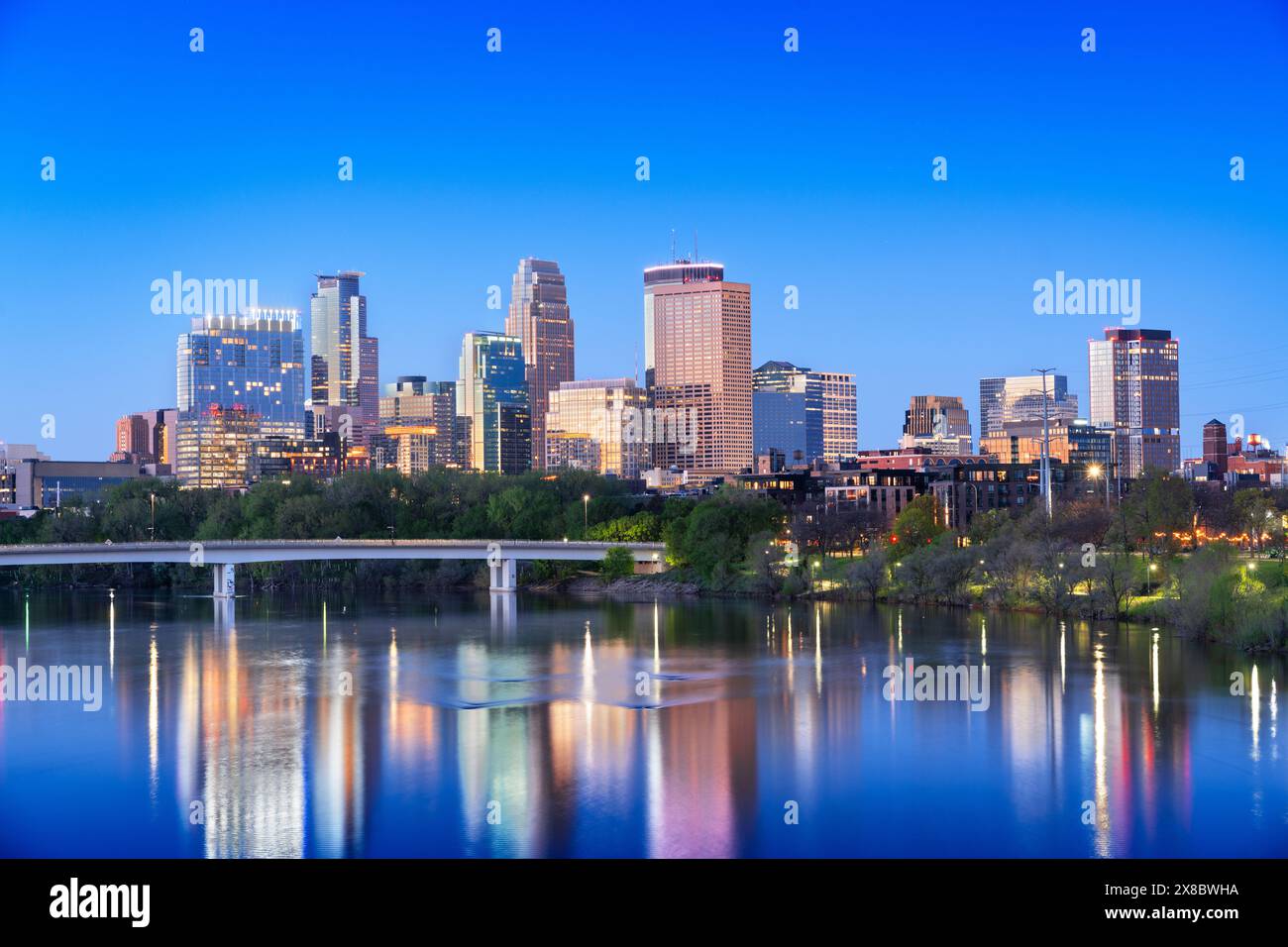Minneapolis, Minnesota, USA on the Mississippi River at blue hour Stock ...