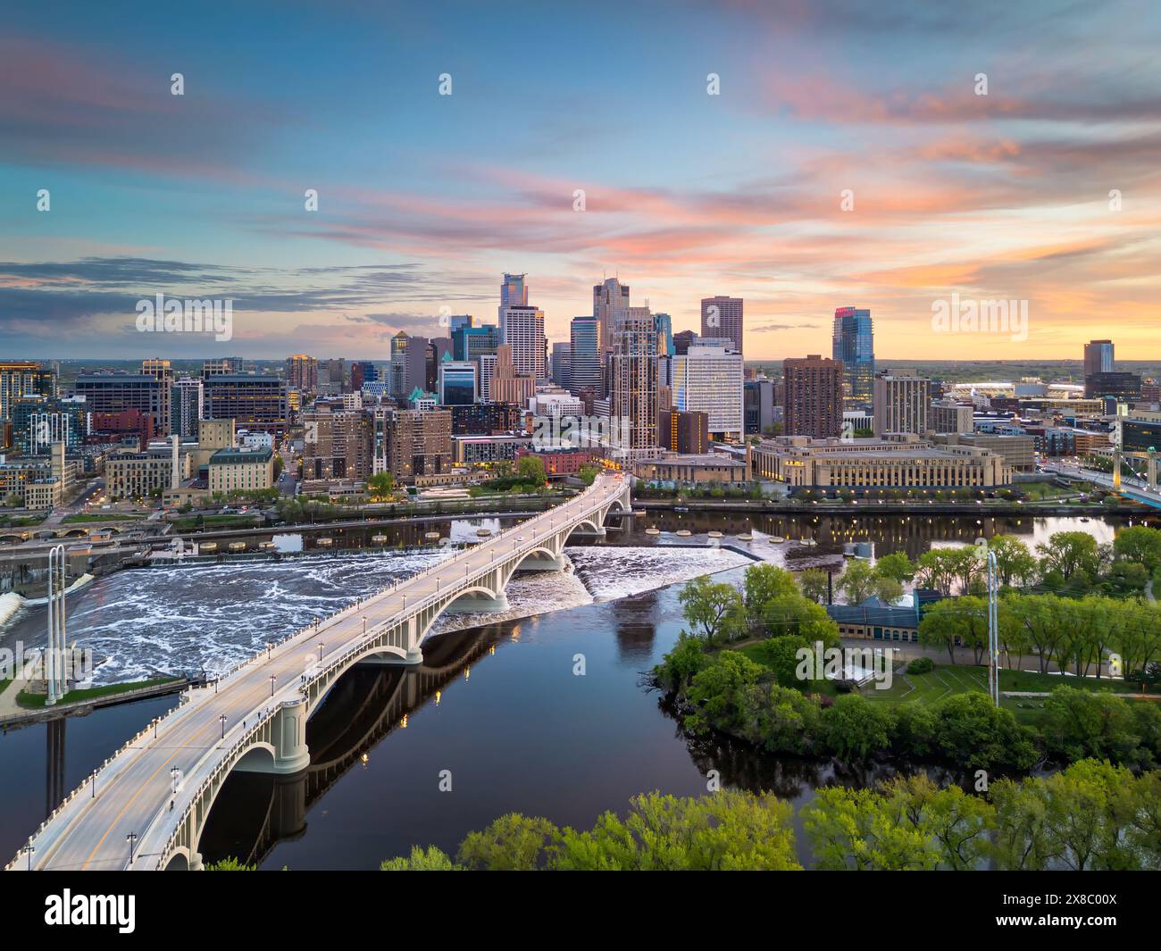Dusk falls over city hi-res stock photography and images - Alamy