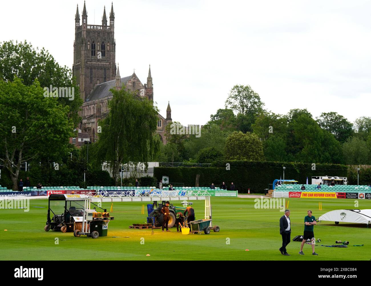 Worcestershire Chief Executive Ashley Giles speaks with head coach Alan ...