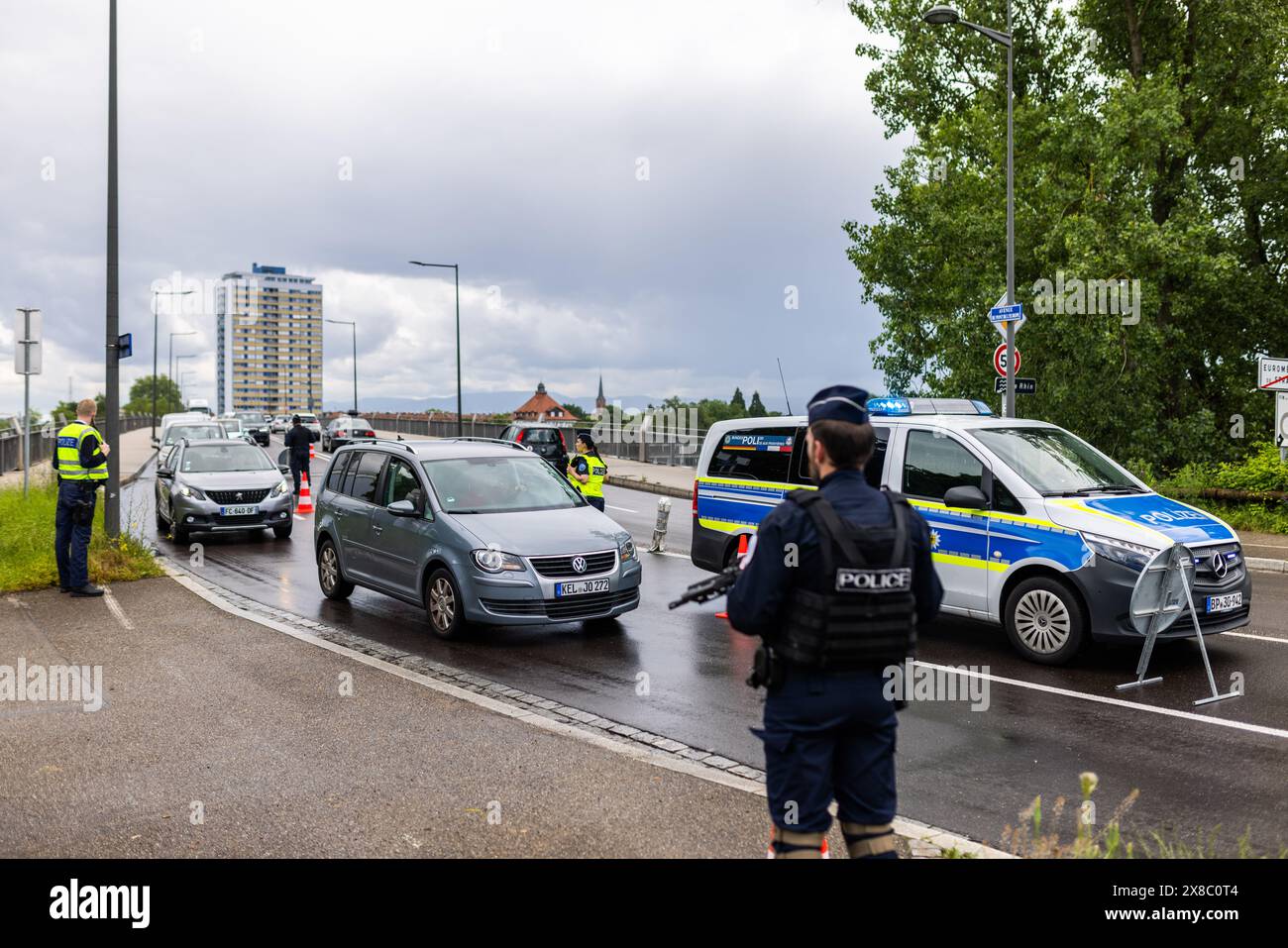 24 May 2024, France, Straßburg: Police officers from Germany and France ...