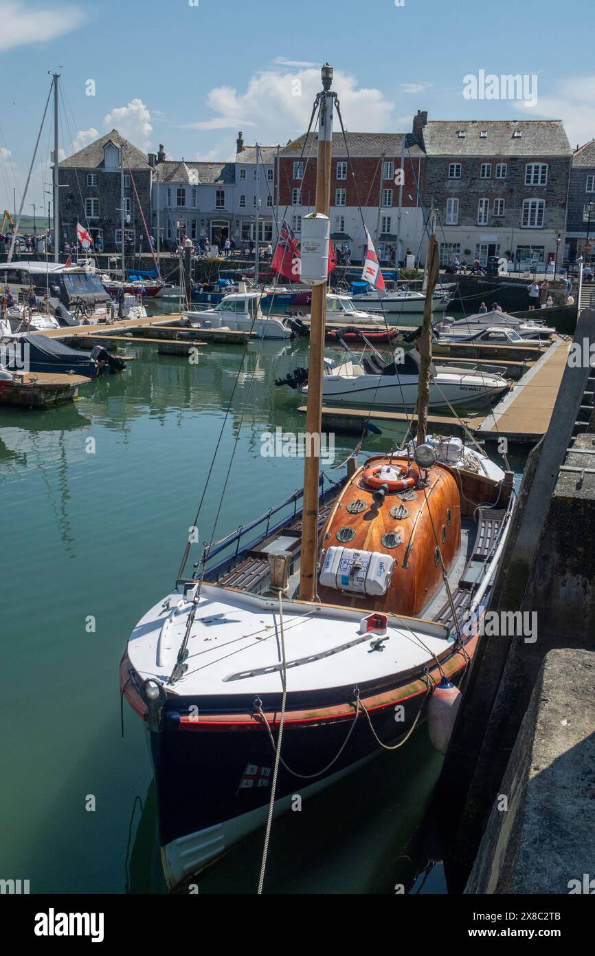 Boats moored at the harbour in Padstow, Cornwall. The fishing village ...