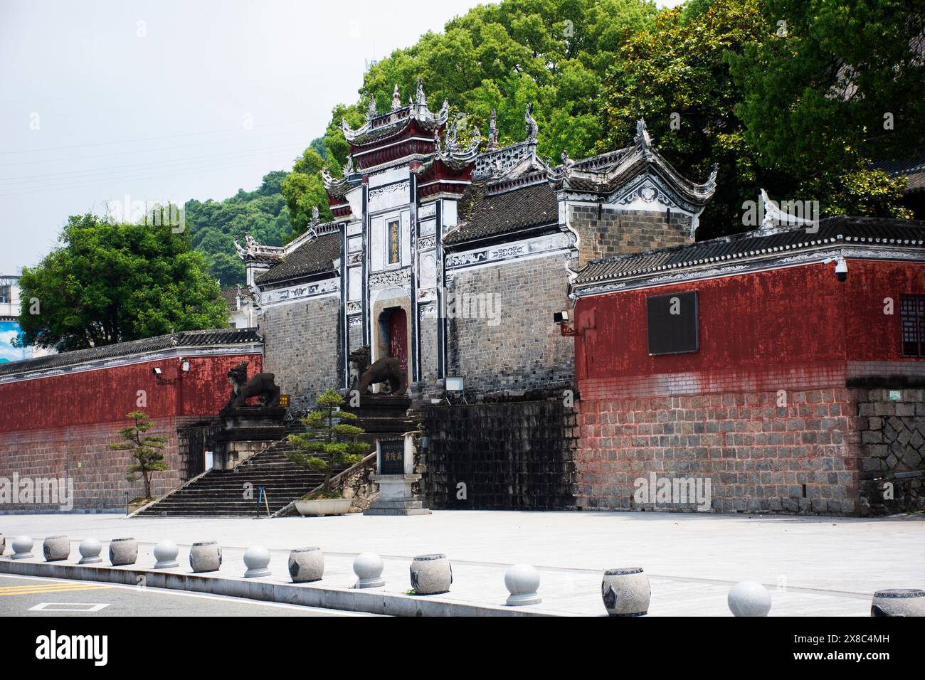 View landscape cityscape and ancient antique buildings Wat huang ling ...