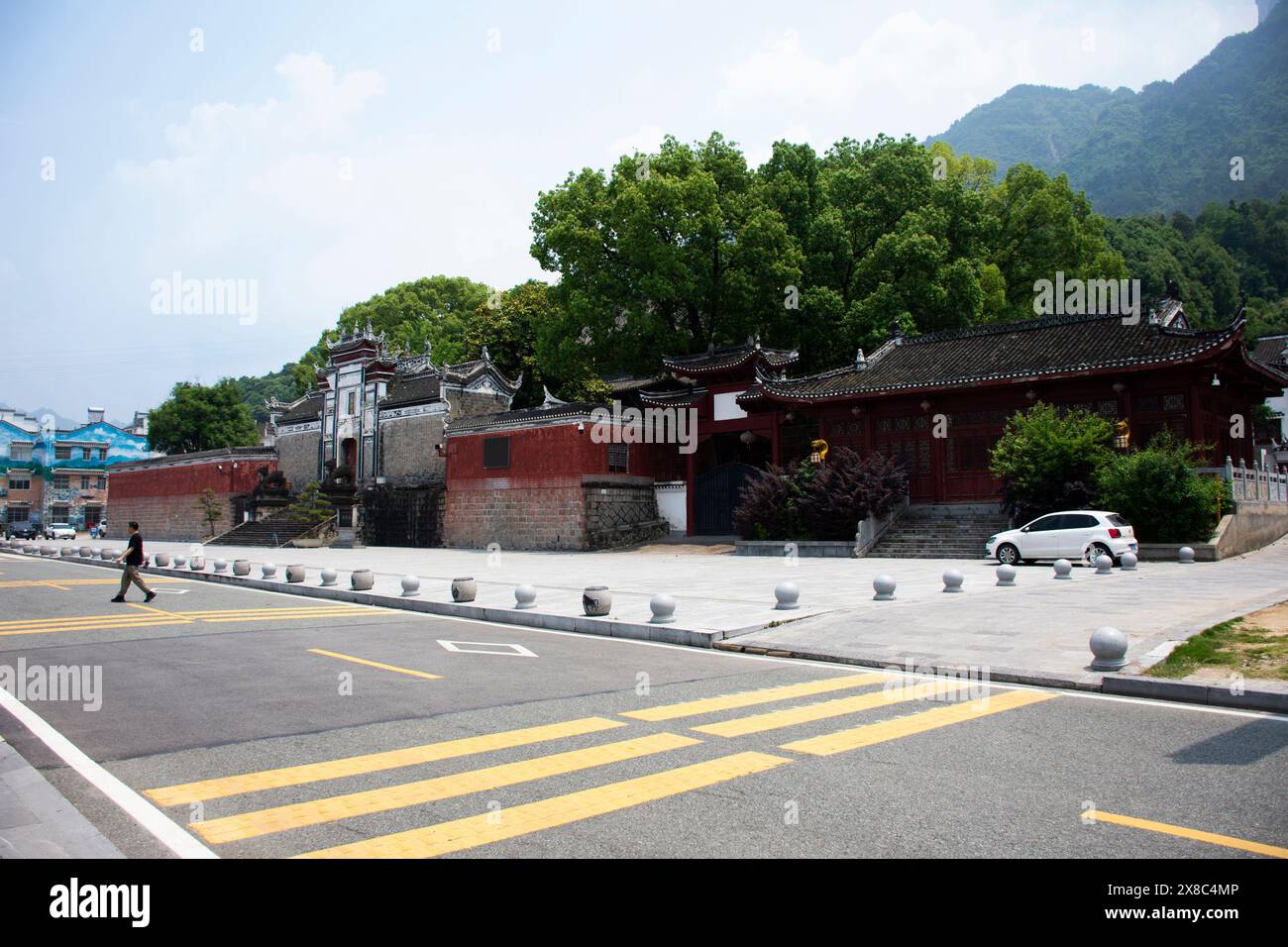 View landscape cityscape and ancient antique buildings Wat huang ling ...