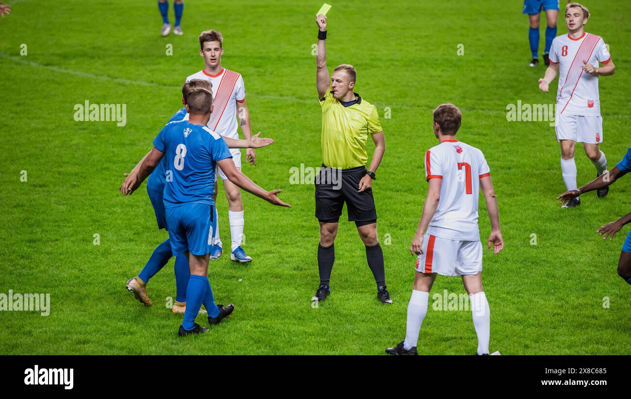 Referee yellow card premier league hi-res stock photography and images ...