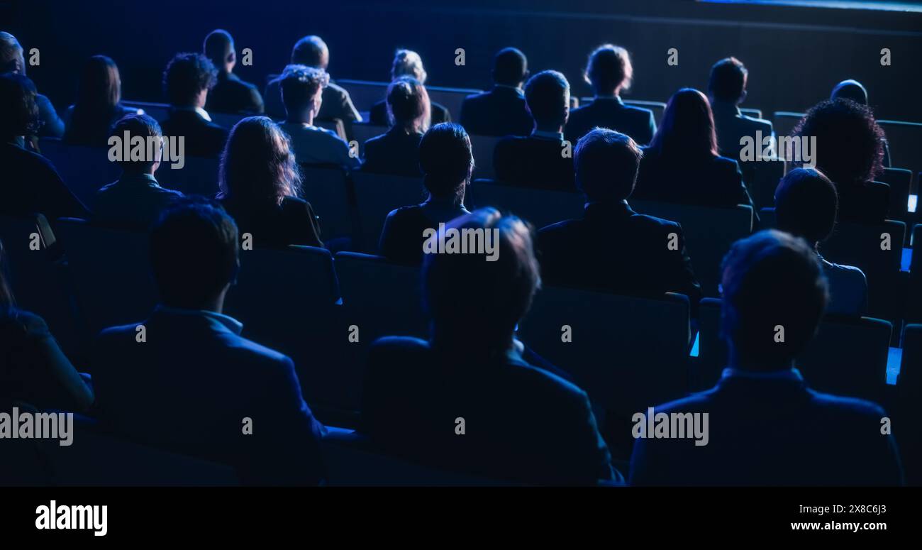 Crowded lecture hall hi-res stock photography and images - Alamy