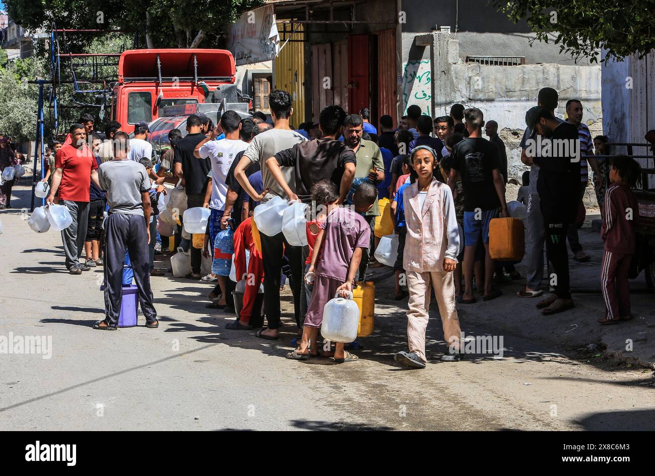 24 May 2024, Palestinian Territories, Deir al-Balah: Palestinians line ...