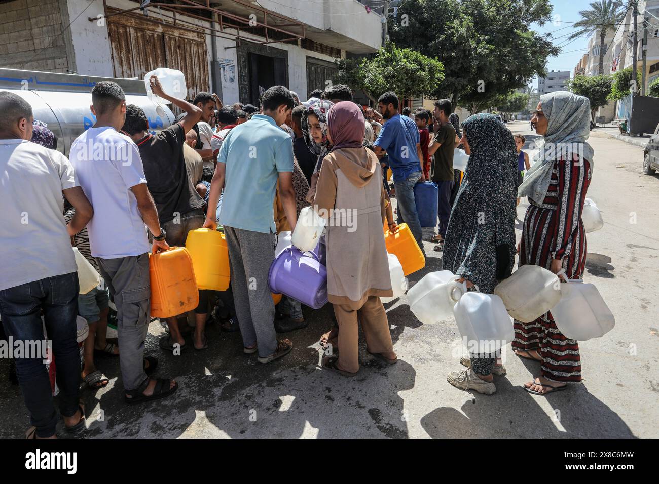24 May 2024, Palestinian Territories, Deir al-Balah: Palestinians line ...