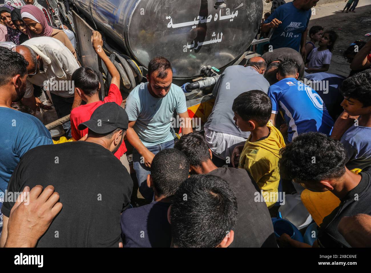 24 May 2024, Palestinian Territories, Deir al-Balah: Palestinians line ...