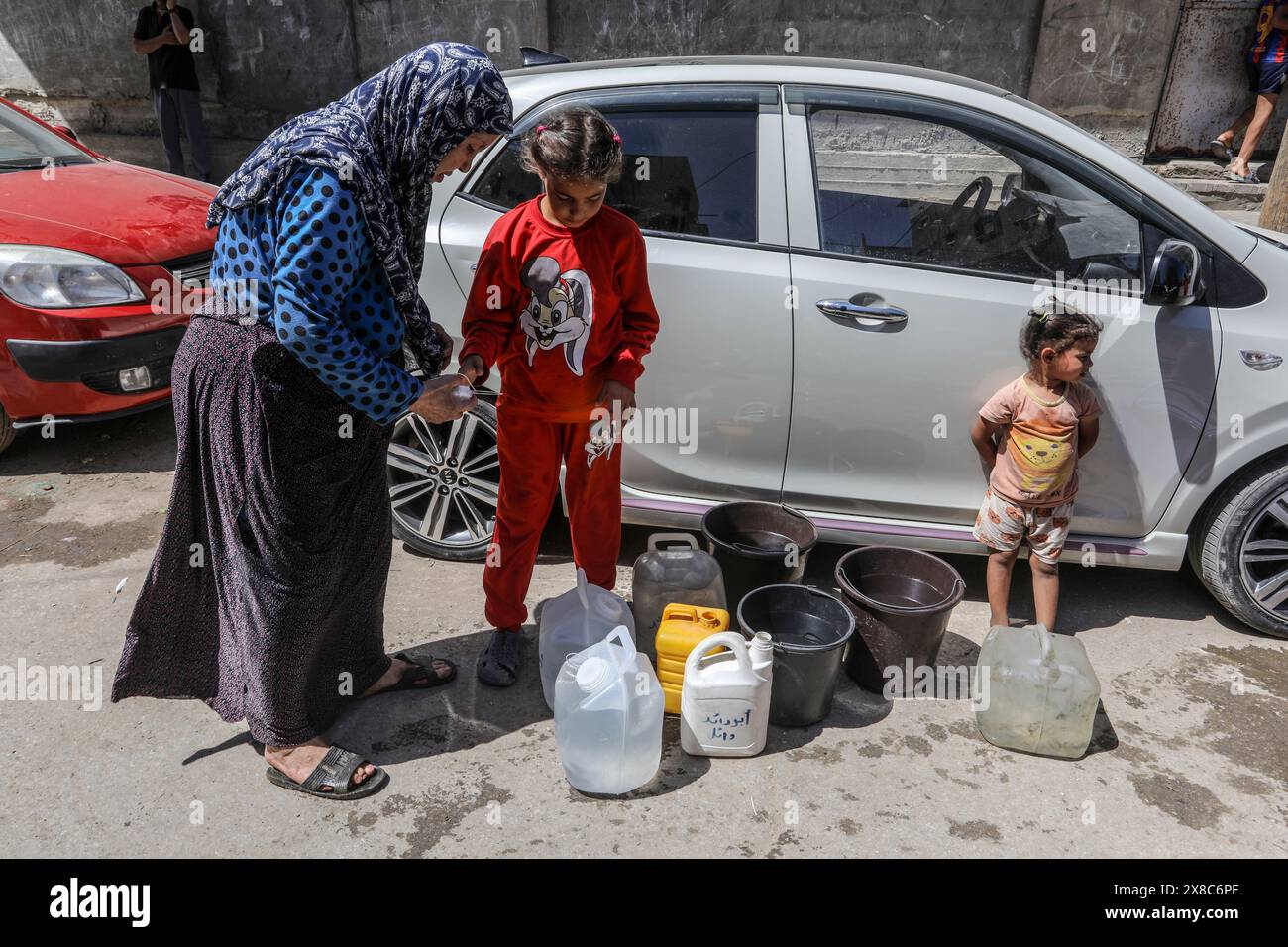 24 May 2024, Palestinian Territories, Deir al-Balah: Palestinians line ...