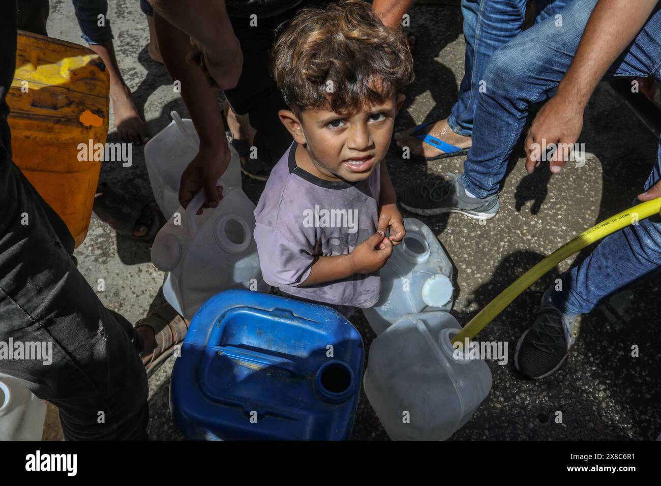 24 May 2024, Palestinian Territories, Deir al-Balah: Palestinians line ...