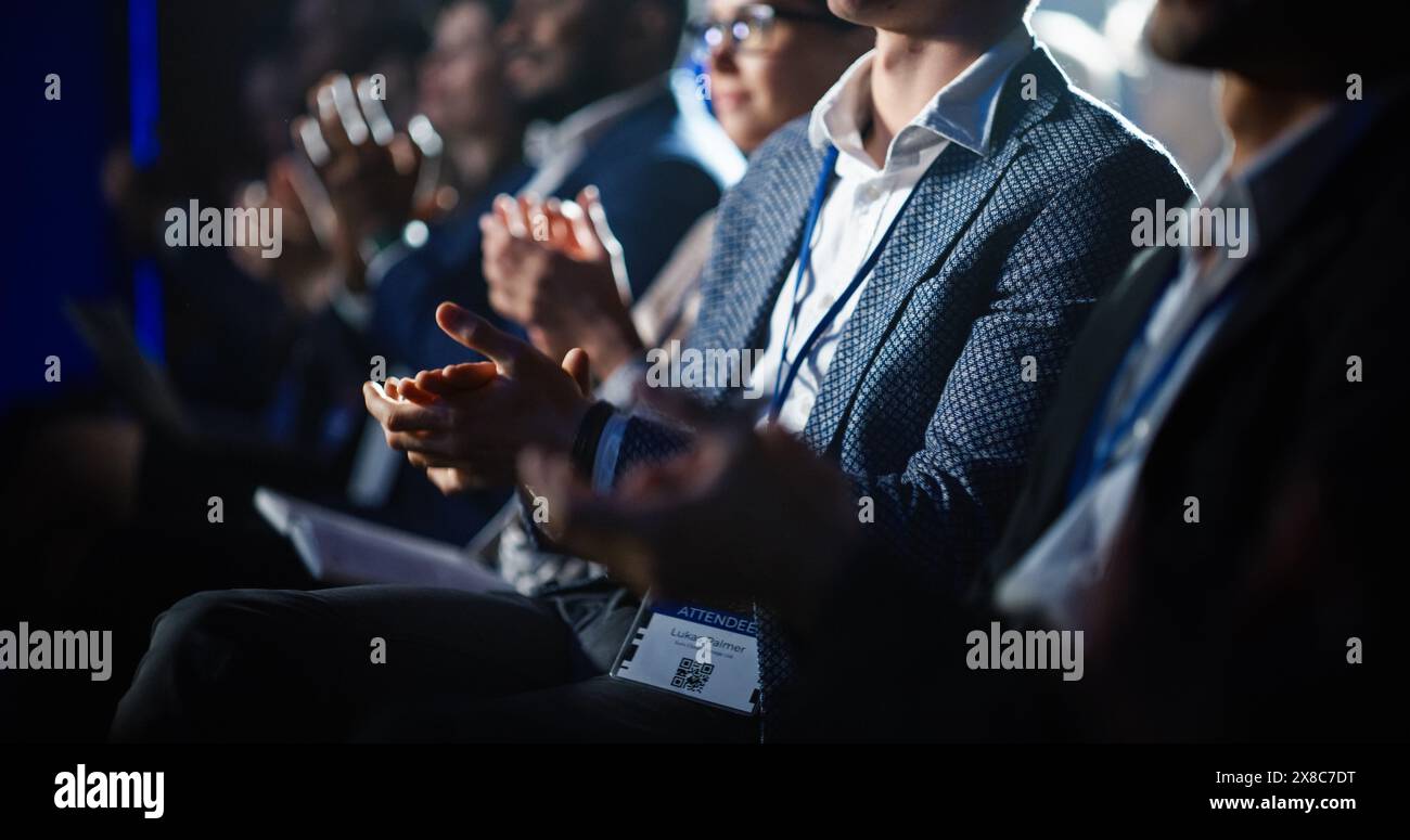 Audience clapping hands hi-res stock photography and images - Alamy