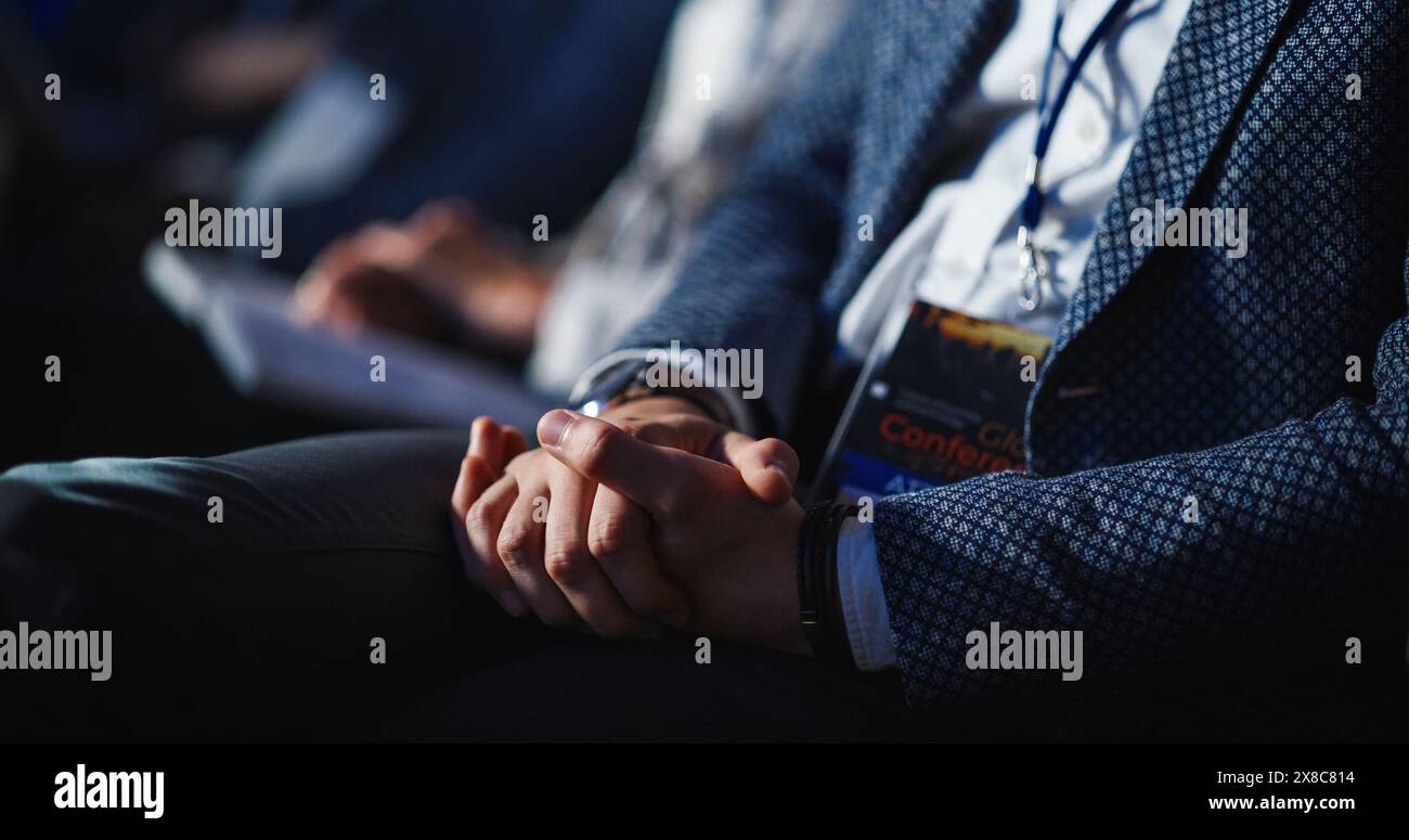 Audience clapping hands hi-res stock photography and images - Alamy